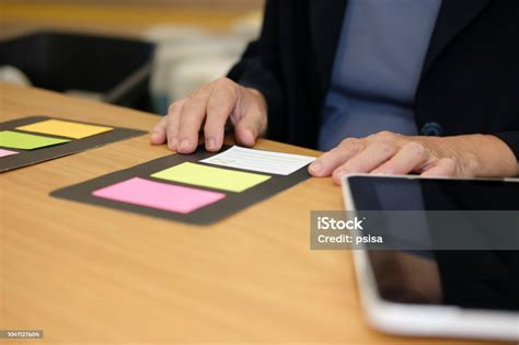 사용자 경험 작업 영역입니다 타블렛 레이아웃 Ux 디자이너 책상입니다 모바일 응용 프로그램을 계획 하는 Ui입니다 개발에 대한 스톡 사진 및 기타 이미지 Istock