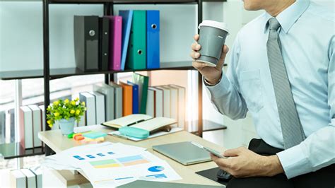 전문 사업가 손 잡고 음료 신선한 커피 에 종이 컵 안경 아침 상쾌한 커피 휴식 전에 작업 컴퓨터 스마트폰 모바일 사무실에 대한 스톡 사진 및 기타 이미지 Istock