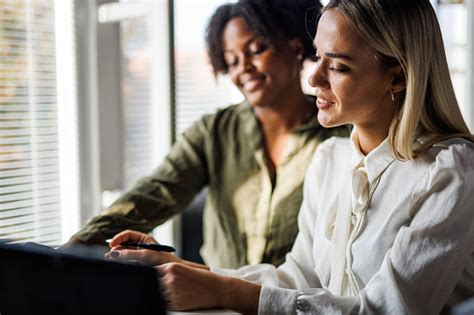 함께 프로젝트를 진행할 때 메모를 검토하는 두 명의 사업가 25 29세에 대한 스톡 사진 및 기타 이미지 25 29세 2명 계획 Istock