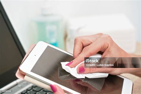 여성 면종이 티슈로 태블릿 기기 청소 검은 화면 닦기 클로즈업 디테일 세척 제품 배경이있는 흐린 병 청소하기에 대한 스톡 사진 및 기타 이미지 Istock