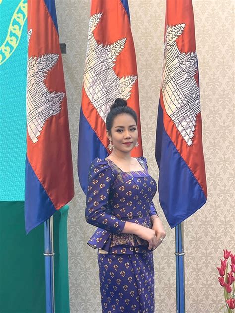 ឈឺចាប់ខ្លាំងពេក មួយបទនេះ ឈិន ម៉ានិច្ច ច្រៀងបណ្តើយំគគ្រក ឲ្យហ្វេនរំជួលចិត្តតាម មានវីដេអូ