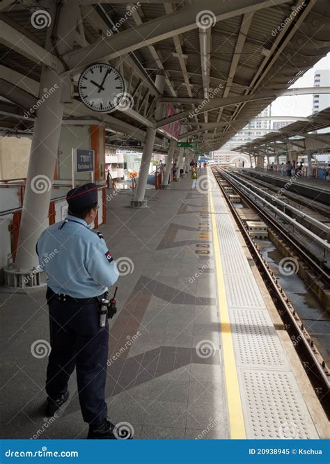 Security At The Station Editorial Image Image Of Commuters 20938945