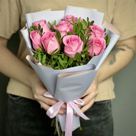 Букет из 9 розовых роз с зеленью купить с доставкой в Москве