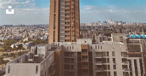 낮에는 파란색과 흰색의 맑은 구름 낀 하늘 아래 도시 건물 사진 Unsplash의 무료 도시 이미지