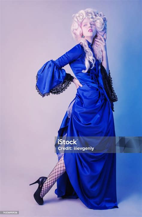 스튜디오의 금발 모델 블루 드레스에 아름다운 고급스러운 그리스 헤어 스타일을 가진 여성 흰둥이 뷰티 초상화 여신 순수함과 순수함 르네상스 개념에 대한 스톡 사진 및 기타
