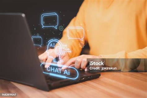 Ai 인공 지능과의 챗봇 채팅 인공지능 챗봇을 활용한 스마트 Ai 또는 인공지능과 대화하는 성인 남성 미래형 기술 혁신 챗봇에 대한 스톡 사진 및 기타 이미지 Istock