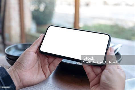 테이블에 수평으로 빈 데스크톱 화면 검은 휴대 전화를 들고 손의 모의 이미지 가득 찬에 대한 스톡 사진 및 기타 이미지 가득 찬 공란 디지털 뷰파인더 Istock