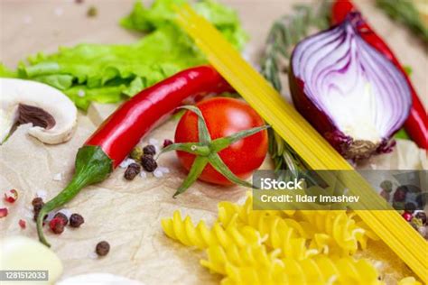 노란색 스파게티 파스타와 밝은 여름 야채 및 표 배경에 버섯 버섯 0명에 대한 스톡 사진 및 기타 이미지 Istock