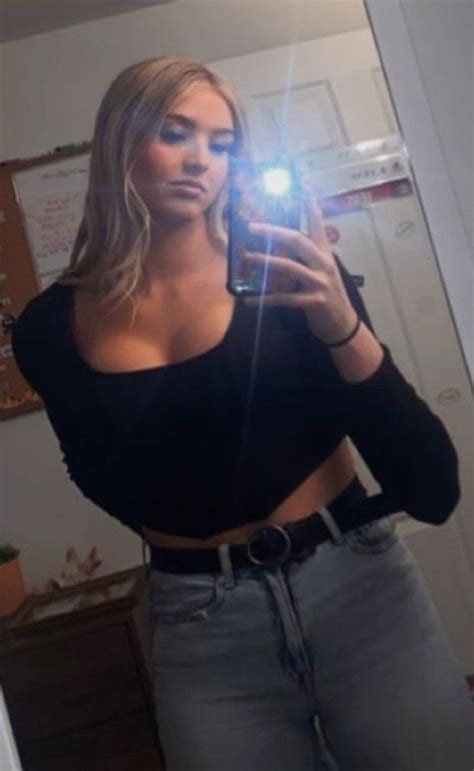 Taylor Selfie Pumping Up The Cleavage Male43can