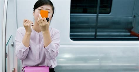 출근길 지하철서 ‘화장하는 女 공공장소에서 예의 없다” Vs 이해간다”