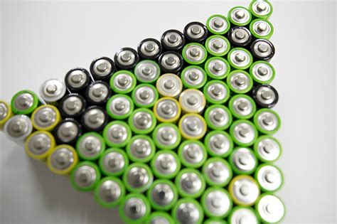 사용한 알카라인 배터리의 더미의의 근접 촬영 Aa 배터리 에너지 추상적인 배경 화려한 배터리의 선택의 다채로운 행을 닫습니다 0명에 대한 스톡 사진 및 기타 이미지 Istock