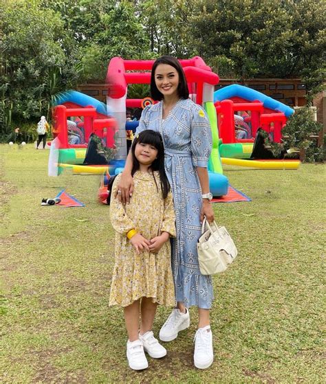 Adu Gaya Syahrini Vs Ririn Ekawati Saat Kenakan Tas Hermes Yang Sama Dengan Harga Miliaran