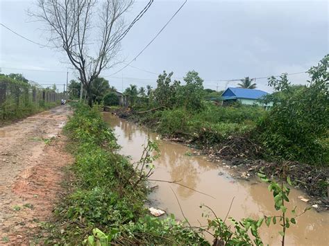 អាជ្ញាធរស្រុក ព្រៃនប់ យកគ្រឿងចក្រ កាយស្ដារពន្លឿនចរន្តទឹកហូរ នៅតំបន់អូរប្រឡាយ