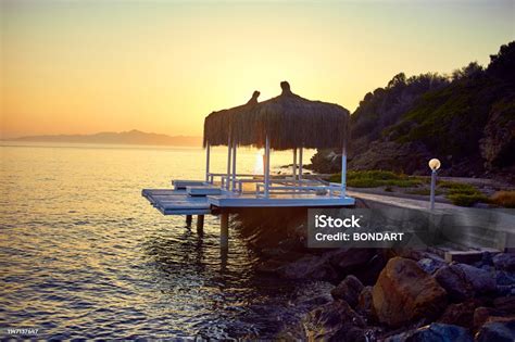 석양에 바다에 방갈로 모래 해변의 해 안에 있는 목조 파빌리온보드룸 터키 0명에 대한 스톡 사진 및 기타 이미지 0명 경관 고급 호텔 Istock