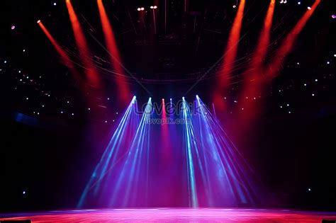 무대 조명 아래의 빨간색과 파란색 그림자