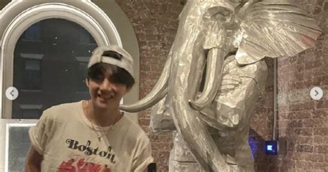 뷔 제니와의 열애설 입장 정리 끝 5주 만에 Sns 재개 했는데 하필이면 모자가