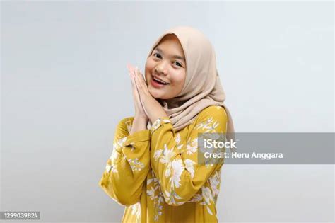 스튜디오 뷰티 촬영 회색 배경에 젊은 아름다운 무슬림 아시아 여자 귀여운에 대한 스톡 사진 및 기타 이미지 귀여운 단정한 의류 동양인 Istock