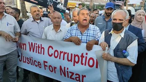 مسيرة في رام الله منددة بالإفراج عن المتهمين بقتل نزار بنات