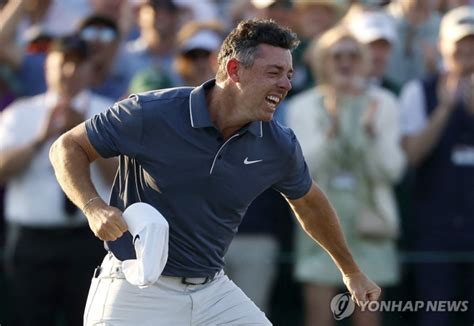 마침내 그린 재킷 입다 매킬로이 마스터스 17번째 도전 끝에 우승 커리어 그랜드슬램 달성