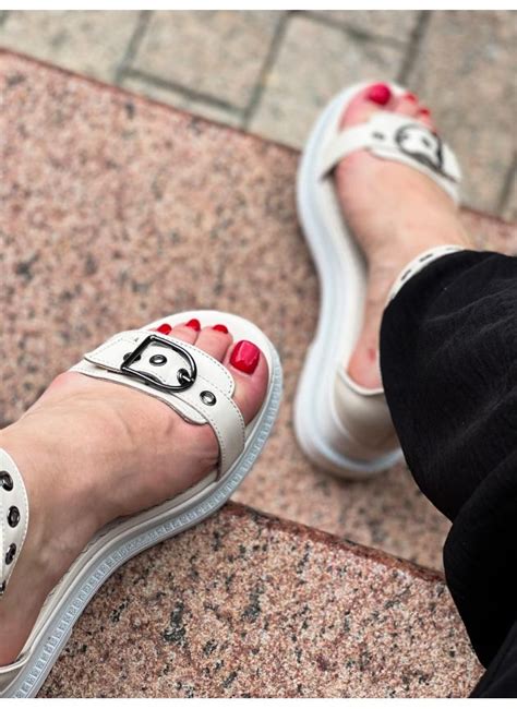 Жіночі Босоніжки Мія на платформі бежеві шкіряні