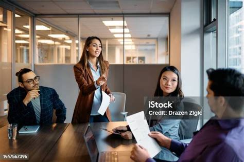 사무실에서 비즈니스 회의 중에 브레인스토밍하는 다인종 동료 그룹 4 명에 대한 스톡 사진 및 기타 이미지 4 명 경영자 기업 문화 Istock