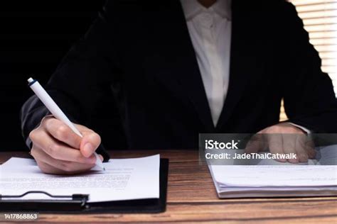 사람 서명 승인 문서 인증서 펜과 스탬프 손으로 사무실에서 법적 계약 당국은 공증인 서기 또는 공식 변호사가 계약 서류 양식을 작성하고 공간을 복사하는 법을 적용합니다