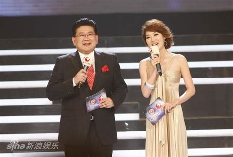 图文：华鼎之夜现场 主持人曹可凡、王冠影音娱乐新浪网