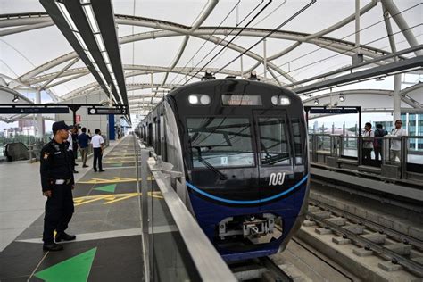 Traffic Choked Jakarta Inaugurates Mass Rapid Transit System