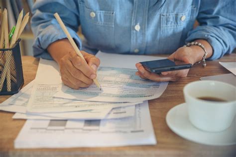 예산 계획 개념 회계사는 회사의 연간 세금을 계산하고 있습니다 달력 2022 및 미국 법률에 따라 소득이 있는 사람들을 위한