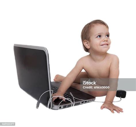 귀여운 아기 게임하기 랩탑 컴퓨터 흰색 바탕에 그림자와 가득 찬에 대한 스톡 사진 및 기타 이미지 가득 찬 귀여운 길이 Istock