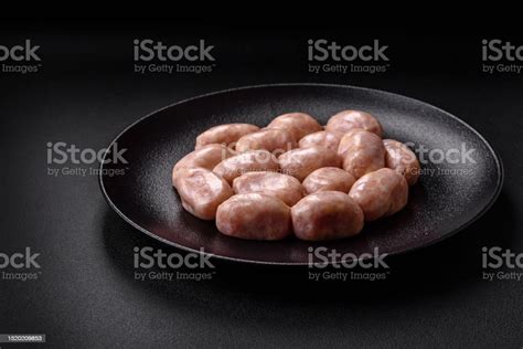 돼지고기 또는 닭고기로 만든 신선한 생 소시지와 소금 향신료 및 허브 0명에 대한 스톡 사진 및 기타 이미지 0명 가공육 건강에 좋지 않은 음식 Istock