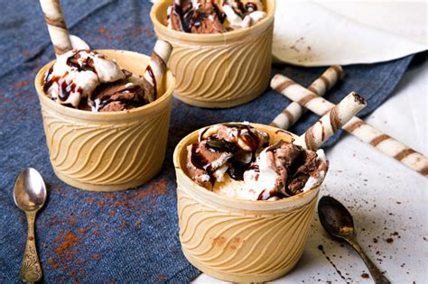 초콜릿 소스와 크림 롤을 곁들인 컵에 맛있는 아이스크림 0명에 대한 스톡 사진 및 기타 이미지 0명 갈색 거품 내기 Istock