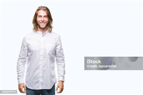 함께 행복 하 고 멋진 고립 된 배경 위에 긴 머리를 가진 젊은 잘생긴 남자는 얼굴에 미소 운이 좋은 사람 긍정적인 감정 표현에 대한 스톡 사진 및 기타 이미지 Istock