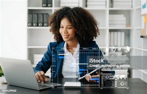 아프리카 여성 손 프로젝트 매니저는 작업 및 업데이트 작업과 Gantt 차트 스케줄링 가상 다이어그램with 스마트 폰 태블릿 및 노트북을 사무실에서 20 24세에 대한