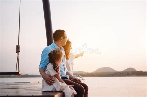 Feliz Familia Disfrutando Con El Swing En El Parque Al Atardecer Al Aire Libre En La Naturaleza