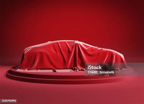 빨간색 연단에 빨간 실크 천으로 덮여 자동차 클리핑 경로로 격리되었습니다 차에 대한 스톡 사진 및 기타 이미지 차 발견 숨음 Istock