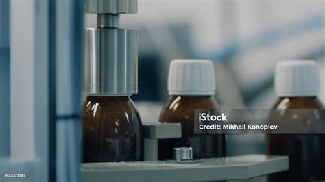 유리 병에 스크류 캡이있는 공장의 자동화 된 생산 라인 컨베이어 의약품의 의료 컨베이어 생산 트위스트 병 제약 산업 클로즈업 Dof 0명에 대한 스톡 사진 및 기타 이미지