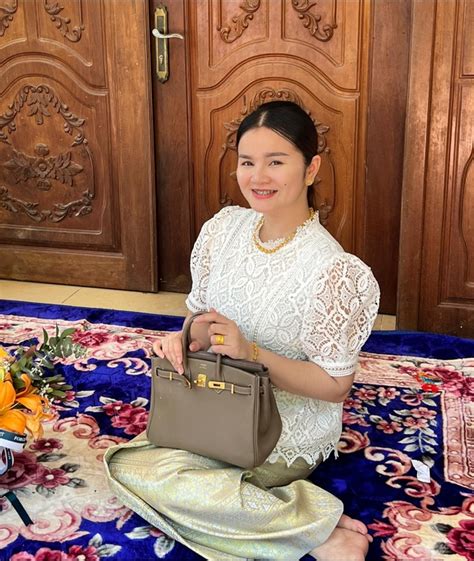 ផន សុផារី ជះលុយទាំងម៉ឺនៗ ទិញកាដូឡានឲ្យកូនស្រីទាំងពីរ Khmerload Cambodia Latest News