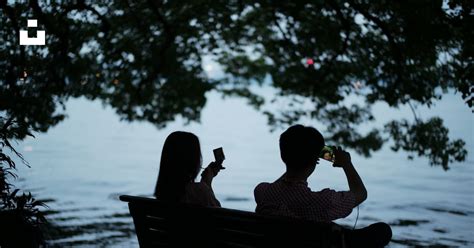 낮 동안 수역 근처의 벤치에 앉아 있는 남자와 여자 사진 Unsplash의 무료 사람의 이미지