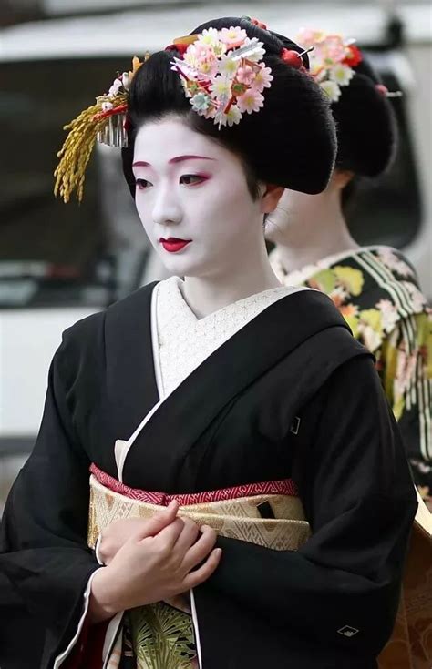 Кимоно гейши было скромным, но почему своих учениц они одевали совсем ...