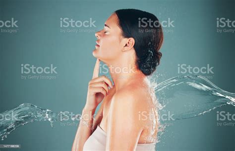 스킨케어 미용 물이 스튜디오 배경에 고립된 위생과 수분 공급을 위해 몸을 씻는 여성에게 튀었습니다 젊은 아름다운 성인을 위한 자기 관리 몸단장 및 여성 피부과 20 24세에
