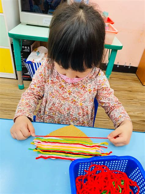 K2a製作母親節卡片 新竹 竹北 藝術村 幼兒園 新竹紐約國際幼兒園｜雙語教育與全美語課程的優質選擇