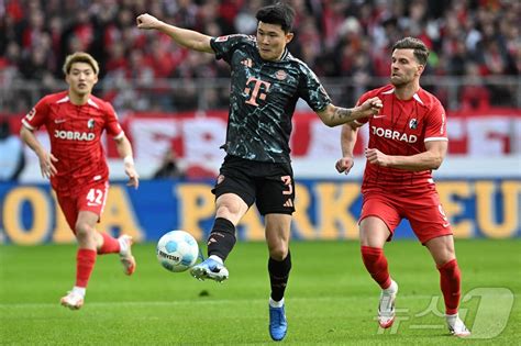 포토 프라이부르크의 루카스 횔러 따돌리는 뮌헨의 김민재 뉴스1