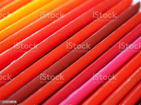 플라스틱 색상 견본 책입니다 플라스틱 제품에 대한 샘플 색상 카탈로그 컬러 가이드 북 색상표 색상 음영 차트입니다 따뜻한 색상 개념에 대한 스톡 사진 및 기타 이미지