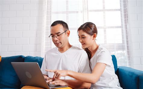 부부는 집에서 함께 은퇴를 위한 재정과 보험을 계획합니다 재정 예산 보고서 정보 및 자금 계획 노트북 컴퓨터로 청구서 지불 사색에 대한 스톡 사진 및 기타 이미지 Istock