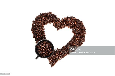 흰색 배경에 커피 콩 커피 는 고립 커피 콩의 심장 커피 콩을 곁들인 컵 갈색에 대한 스톡 사진 및 기타 이미지 갈색 검은