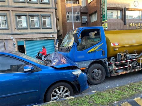 疑腳麻誤踩油門！宜蘭8旬翁突衝對向 迎面撞上灑水車 社會萬象 生活 Nownews今日新聞