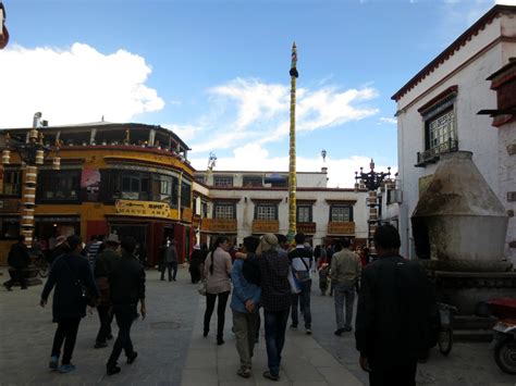 2023八廓街游玩攻略 广场和正对面的大昭寺门 去哪儿攻略