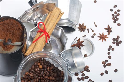 분해 된 형태로 온수 커피 기계는 테이블에는 그것은 보이는 지상 커피 커피 분쇄기와 향신료는 아니 스 카네이션 계 피와 향기로운 페 퍼 간헐천에 대한 스톡 사진 및 기타