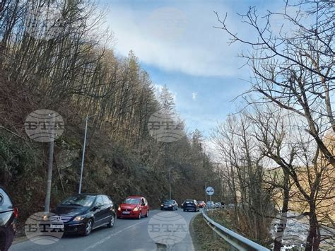 Шесткилометрова опашка от автомобили се е образувала на влизане в Априлци движението е